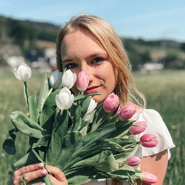 Avon | Kira-Isabella Sander